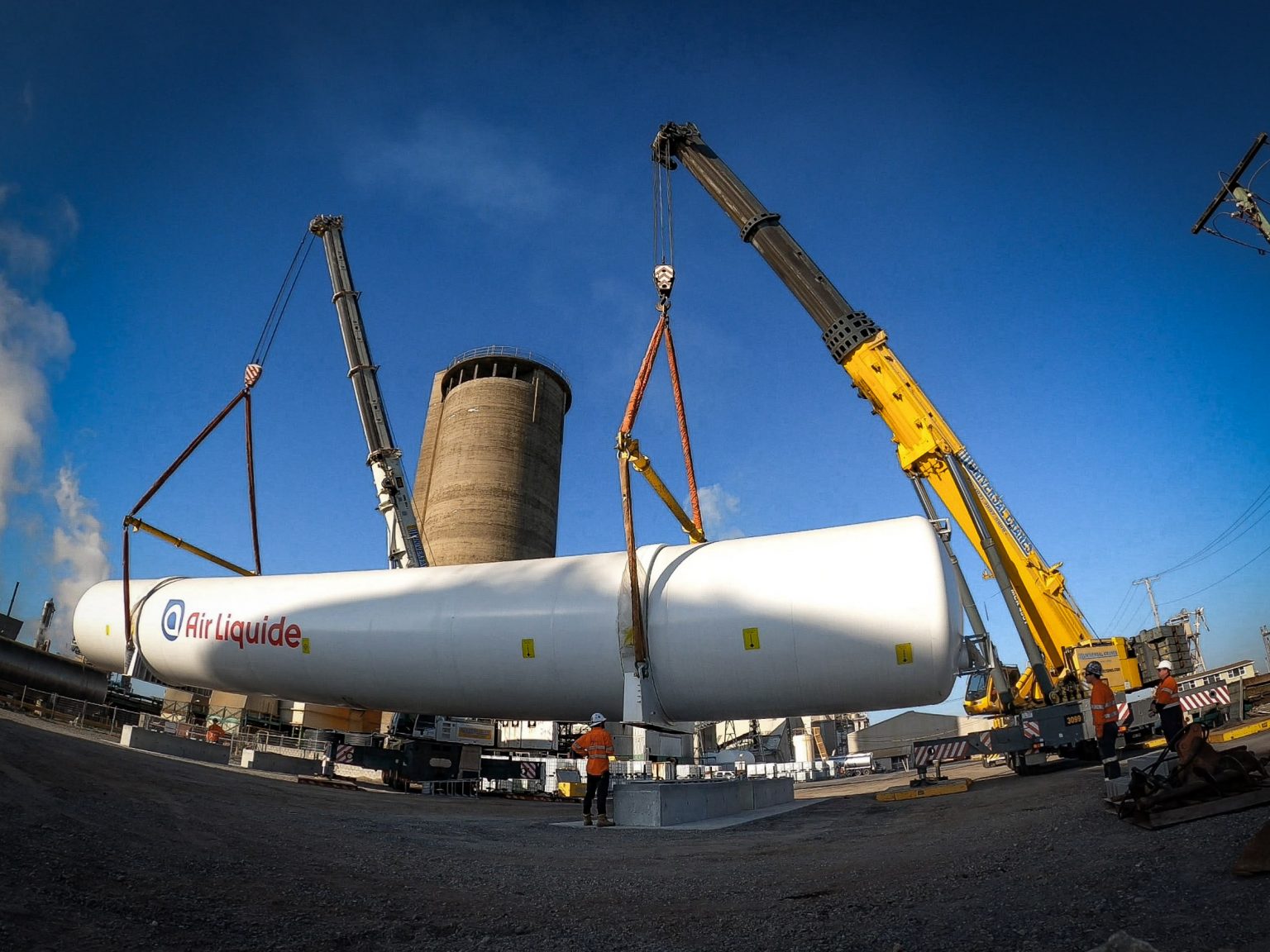 Dual pressure vessel lift, no problem for Universal - Cranes & Lifting