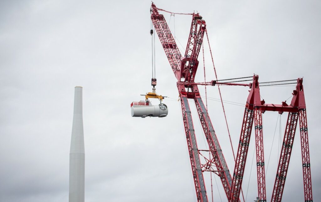 ASSEMBLING THE WORLD’S LARGEST FLOATING OFFSHORE WIND FARM - Cranes ...