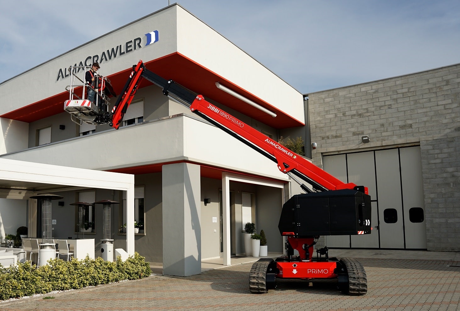 AlmaCrawler in prime position - Cranes & Lifting
