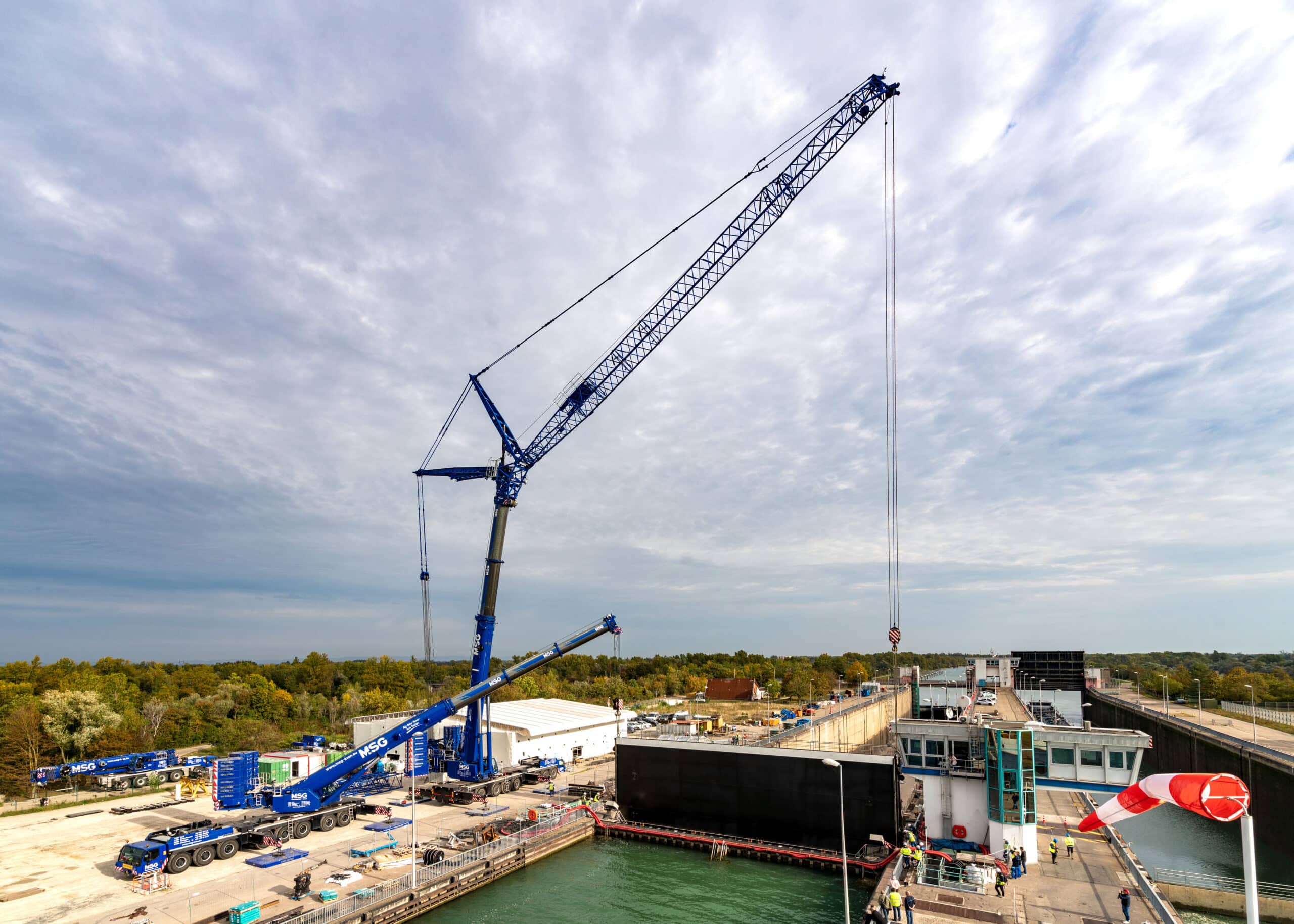 Liebherr cranes dual lift driven by "favourite" and "indispensable ...