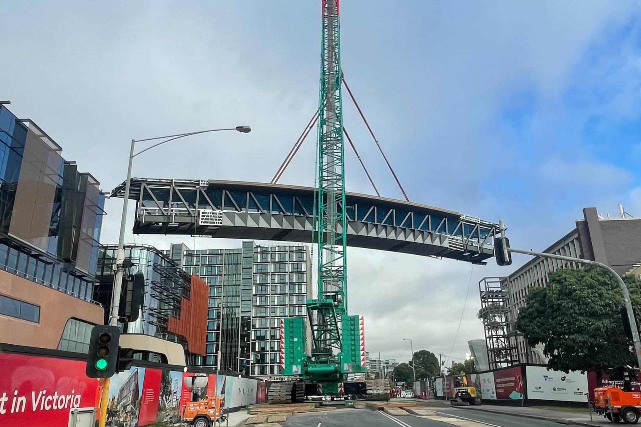 Metcalf deploys 650-tonne crawler crane on $1.5b project - Cranes & Lifting